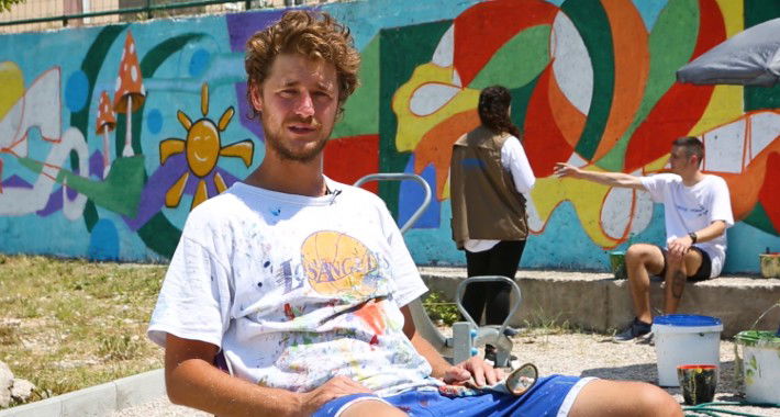 Bh. vizuelni umjetnik Rikardo Druškić naslikao mural u izbjegličkom ...