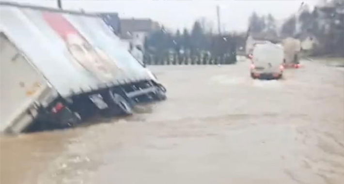 Ponovo poplave u BiH: Poplavljene ceste, voda prijeti kućama, promet ...
