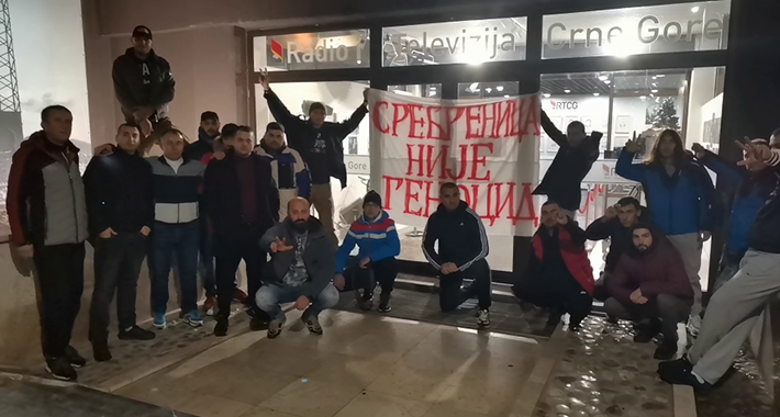 Negatori genocida protestovali ispred zgrade RTCG zbog emitovanja filma ...