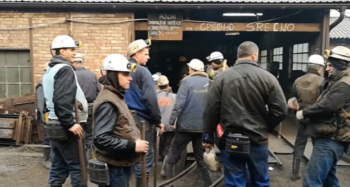 Zenički rudari nastavili s radom: Obećali im isplatiti regres i topli ...