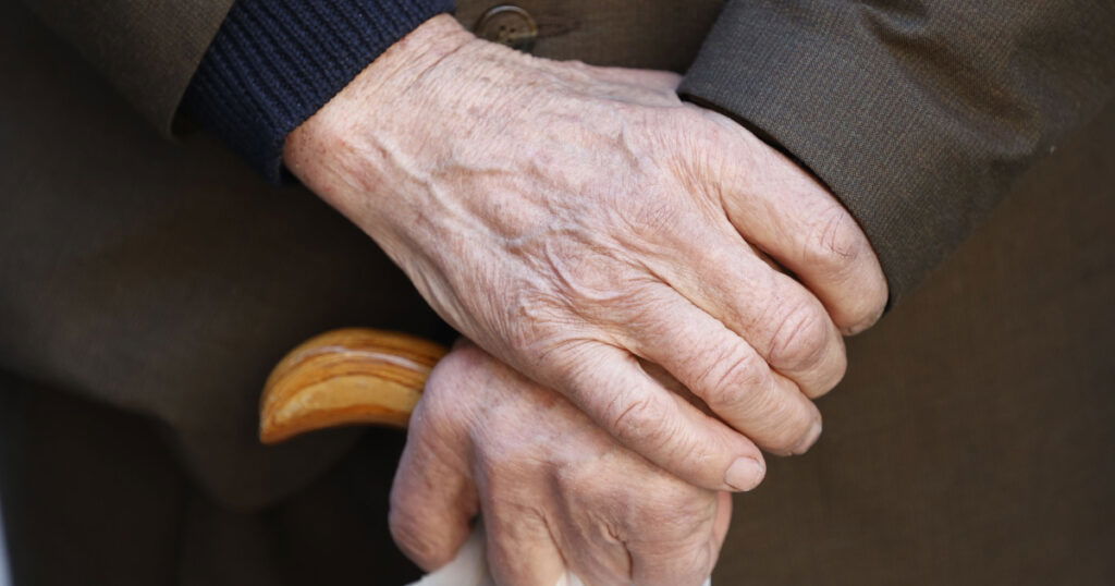 Od 70 do 100 KM: Penzionerima daju novac za "hljeb i mlijeko"