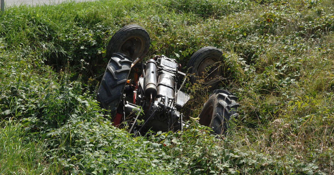 Prilikom sječe stabala prevrnuo se traktor, poginuo muškarac