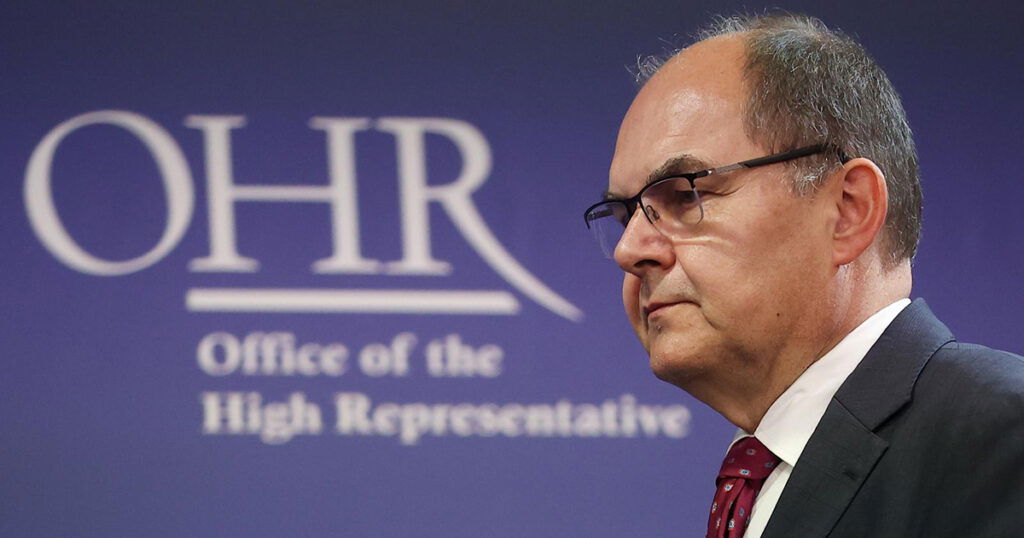 Ko je Schmidtu izdao diplomatsku iskaznicu?