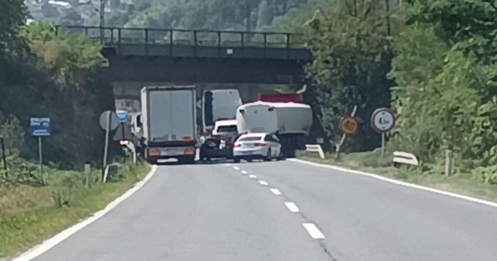 Težak udes automobila i dva kamiona na magistralnom putu M-17