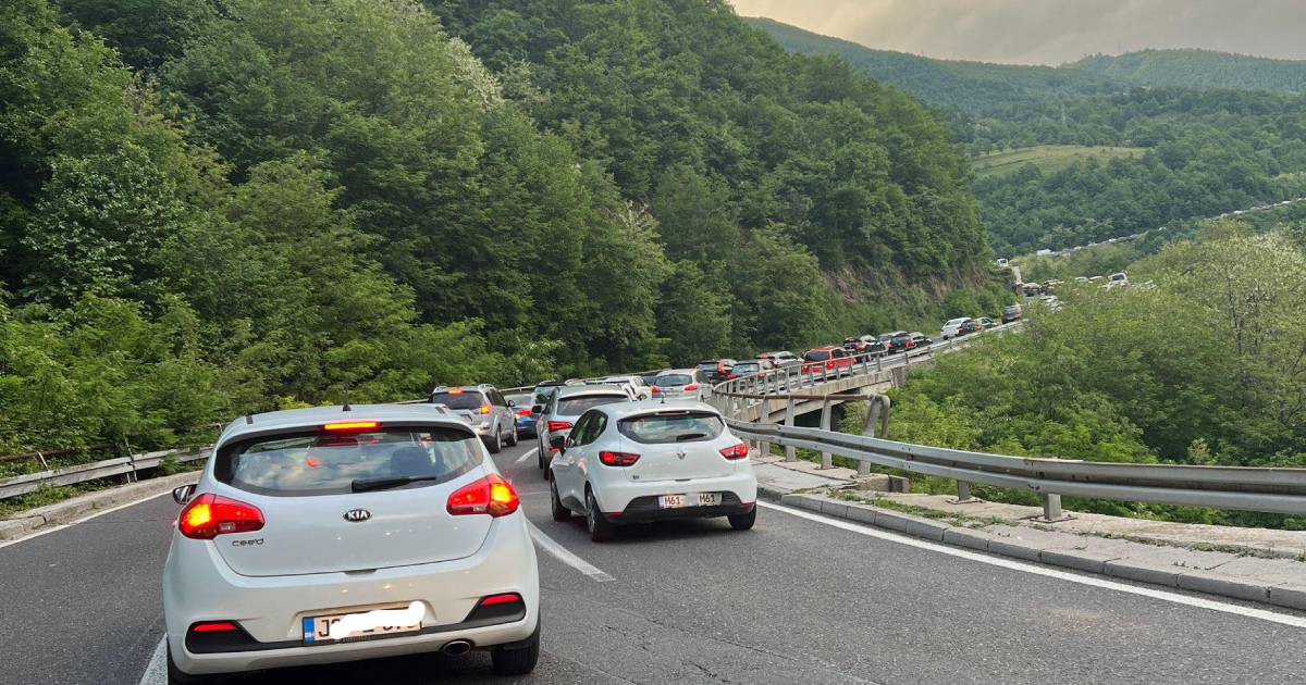 Kolone vozila kod naplatnih kućica na Bradini, na ulazu u Mostar iz pravca Sarajeva ogromna kolona