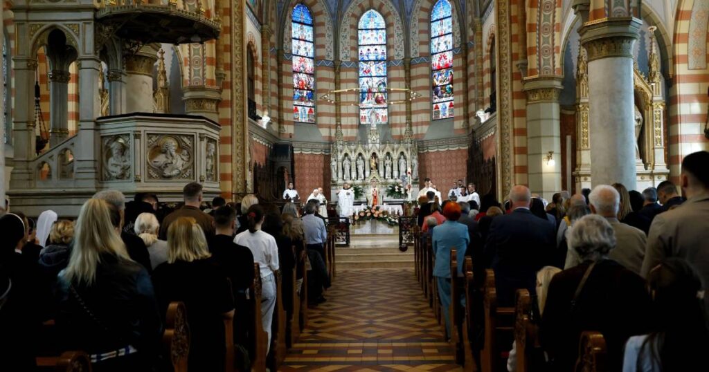 Nadbiskup Vukšić predvodi euharistijsko slavlje na Uskrs: Vjerujemo u ...