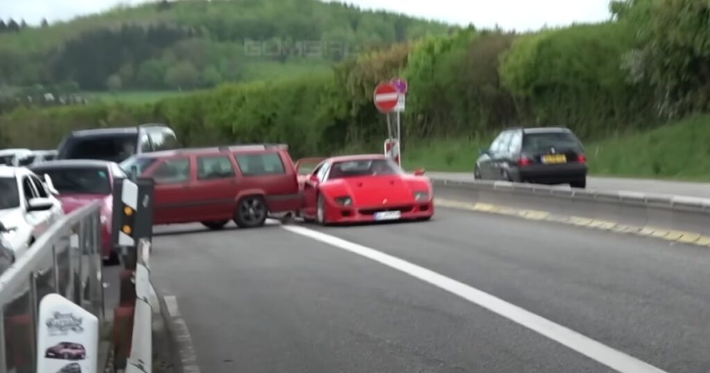 Ferrari je naletio na Volvo, ljudi koji su gledali snimku ne mogu se ...