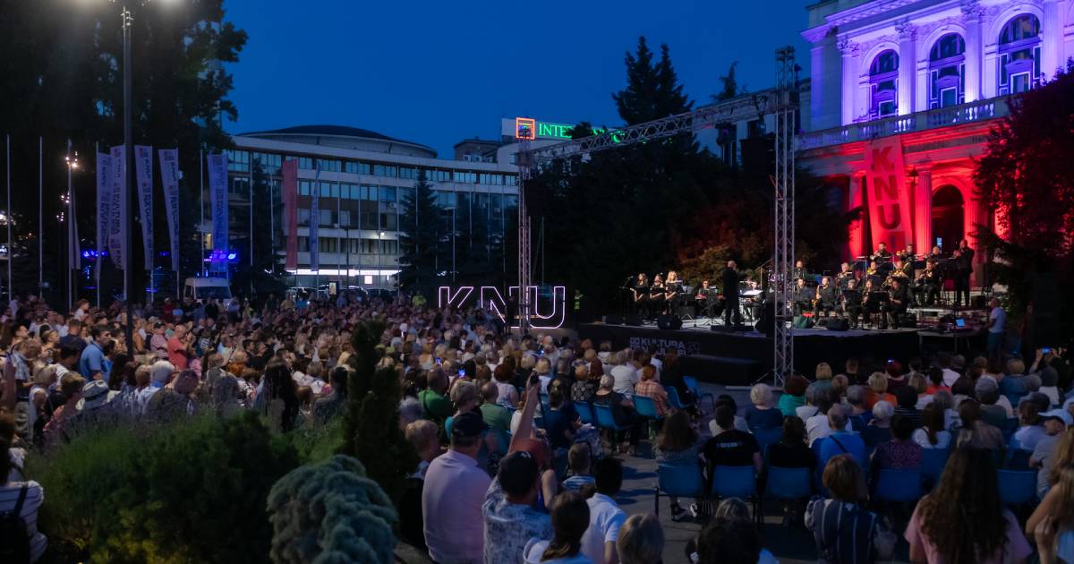 Koncert Sarajevo Big Banda na trgu ispred Narodnog pozorišta u Sarajevu