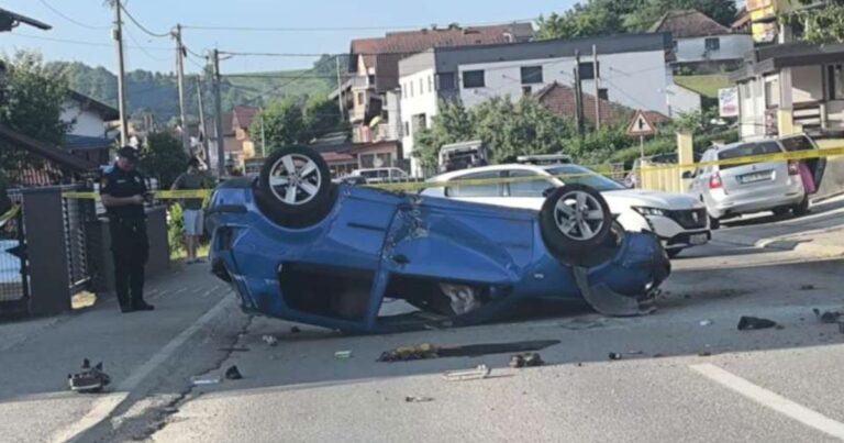 Teška saobraćajna nesreća, jedna osoba poginula, automobil završio na krovu (FOTO)