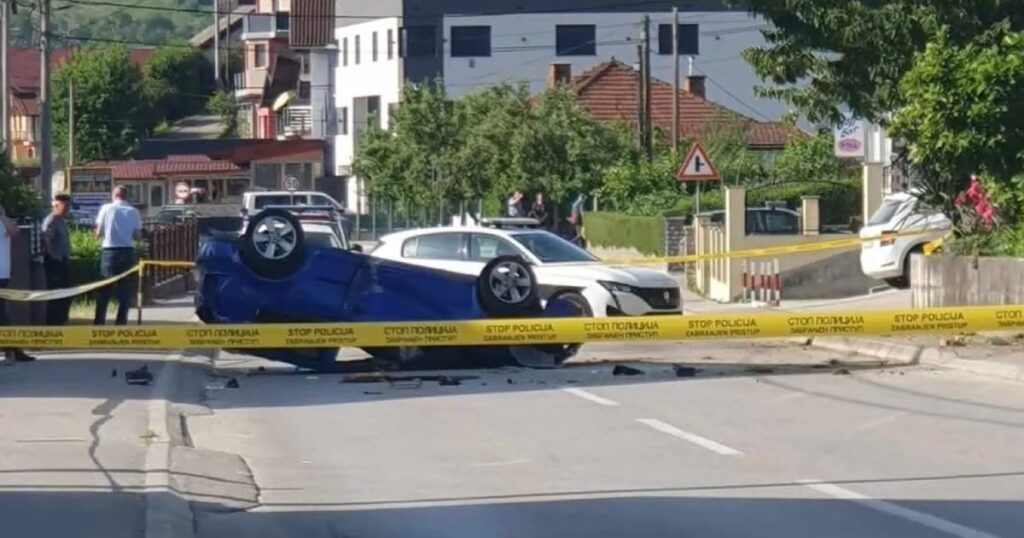Teška saobraćajna nesreća, jedna osoba poginula, automobil završio na krovu (FOTO)