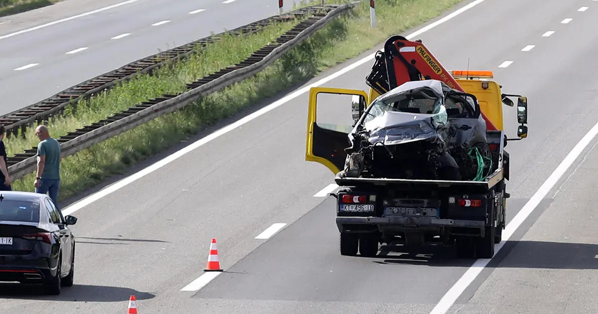 Automobil se zabio u zaštitnu ogradu na autocesti, jedna osoba poginula
