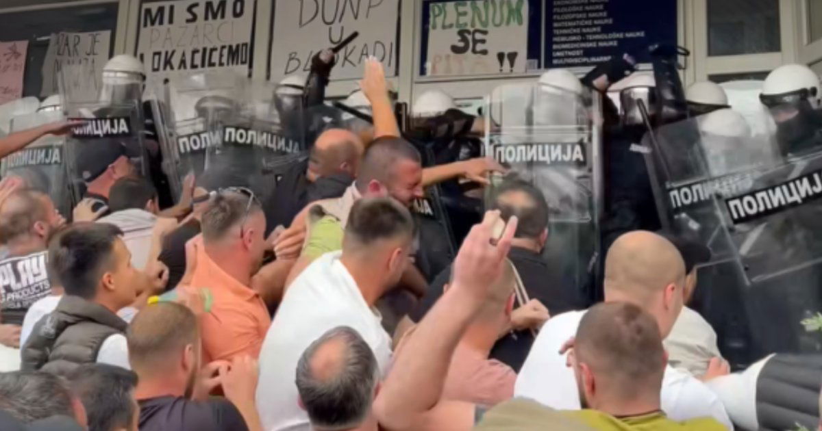 Napeto u Novom Pazaru, policija se povukla, studenti ušli u zgradu Univerziteta
