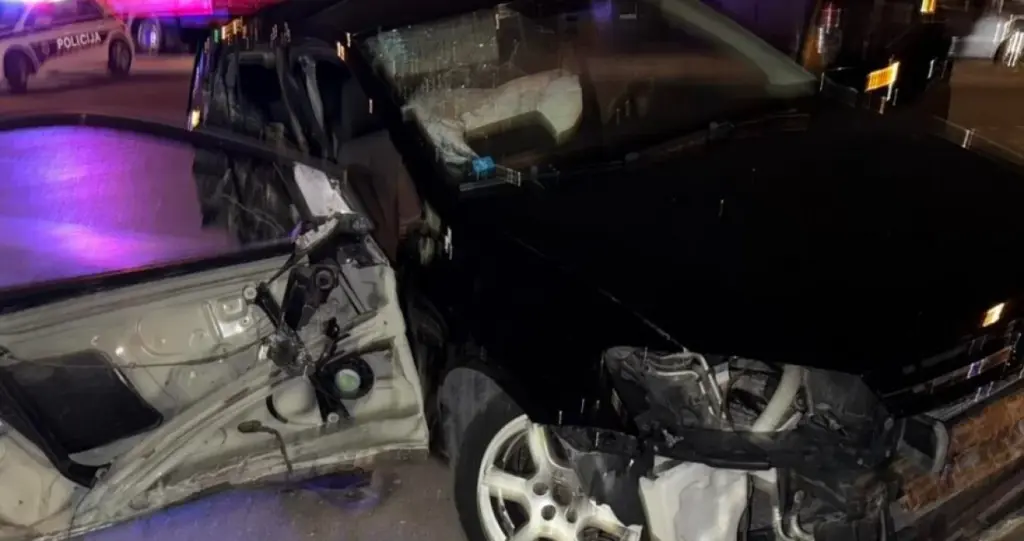 Teška saobraćajna nesreća u Sarajevu, tri automobila potpuno slupana. Jedna osoba prevezena na KCUS