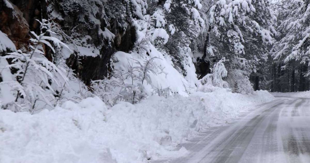 Ugaženi snijeg i led na kolovozu u višim planinskim predjelima